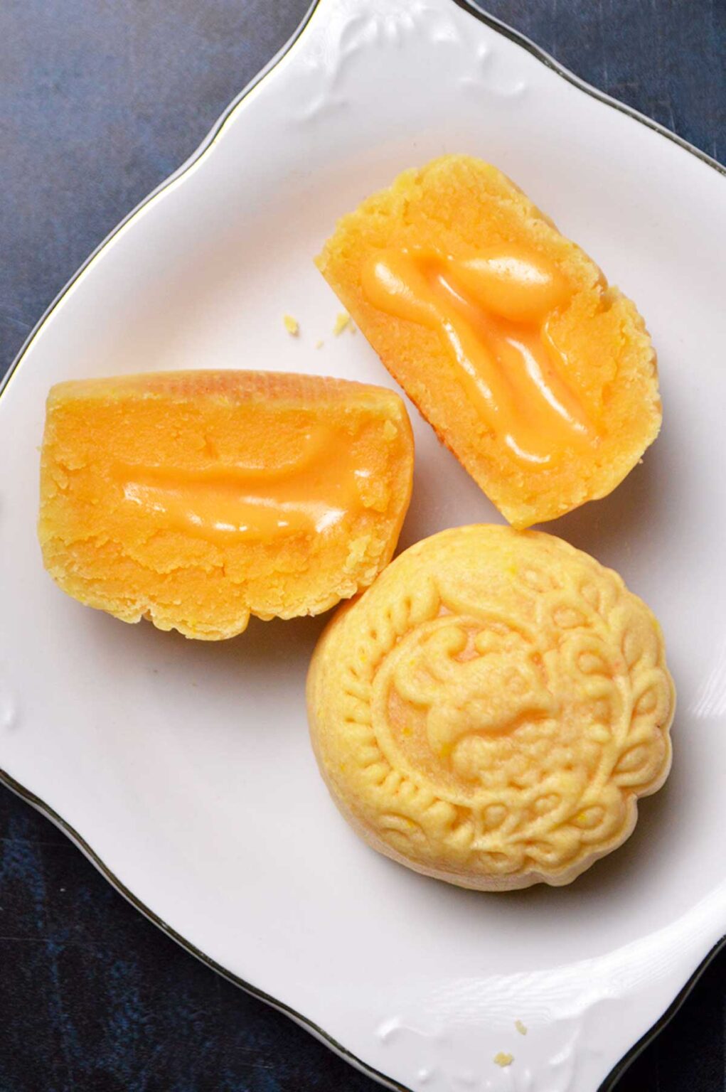 Lava Custard Mooncakes - Jaja Bakes - jajabakes.com