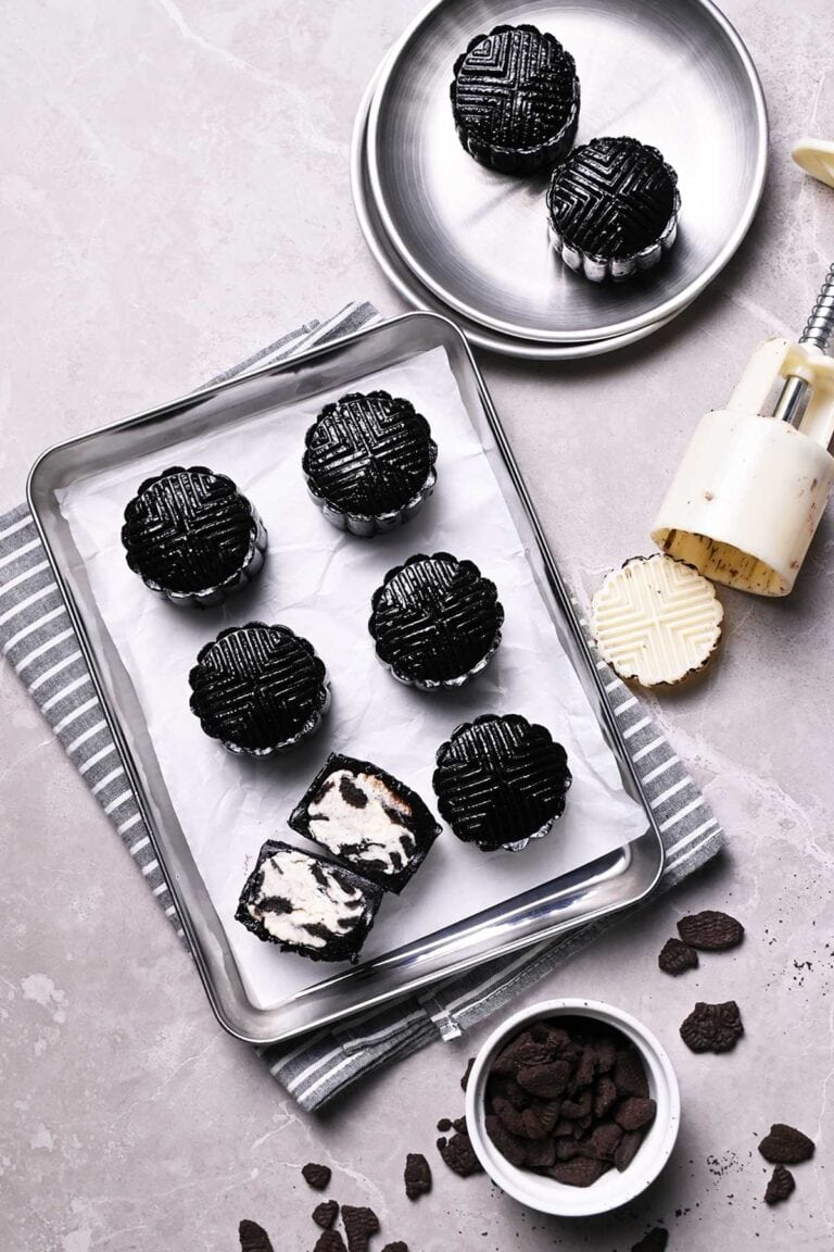 Oreo Cheesecake Mooncakes - Jaja Bakes