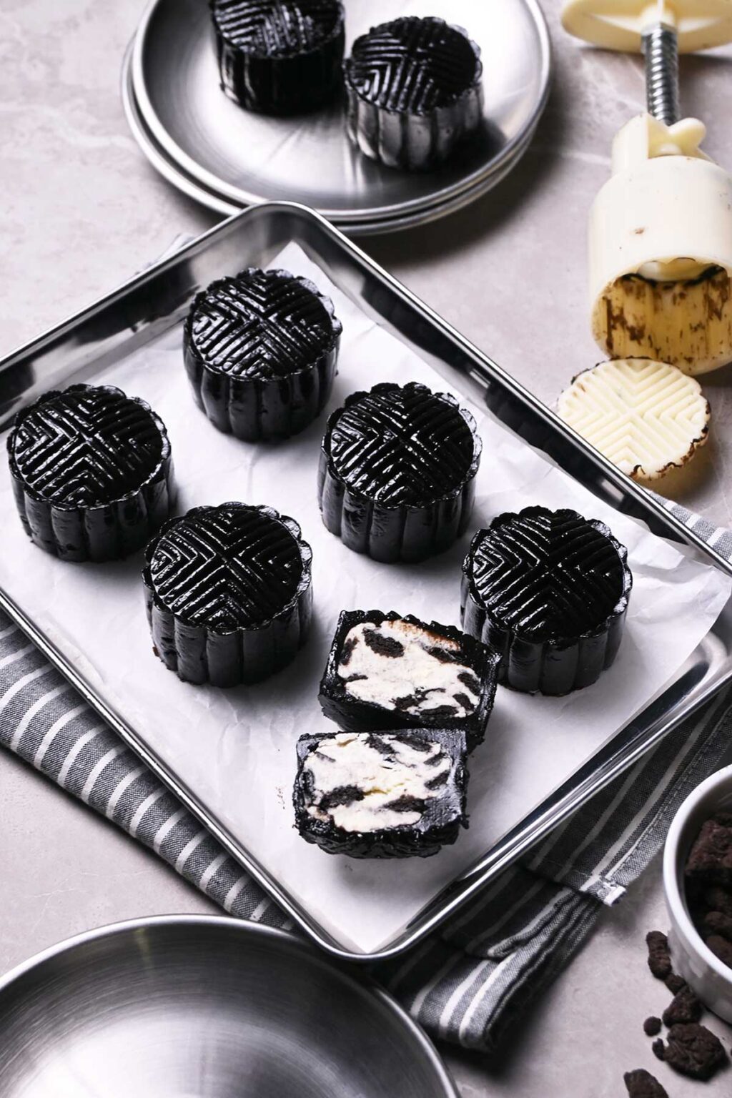 Oreo Cheesecake Mooncakes - Jaja Bakes