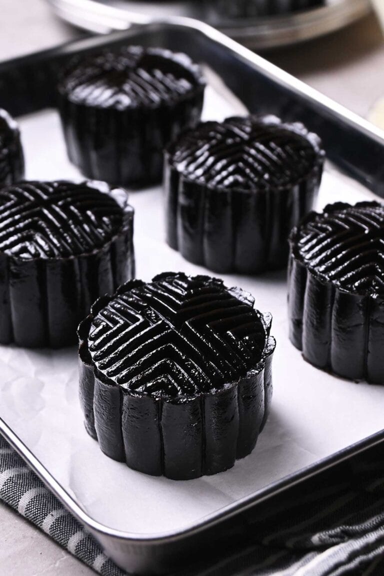 Oreo Cheesecake Mooncakes - Jaja Bakes